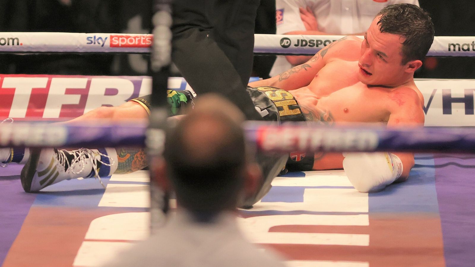 Josh Warrington suffers stunning knockout loss to Mauricio Lara in ...