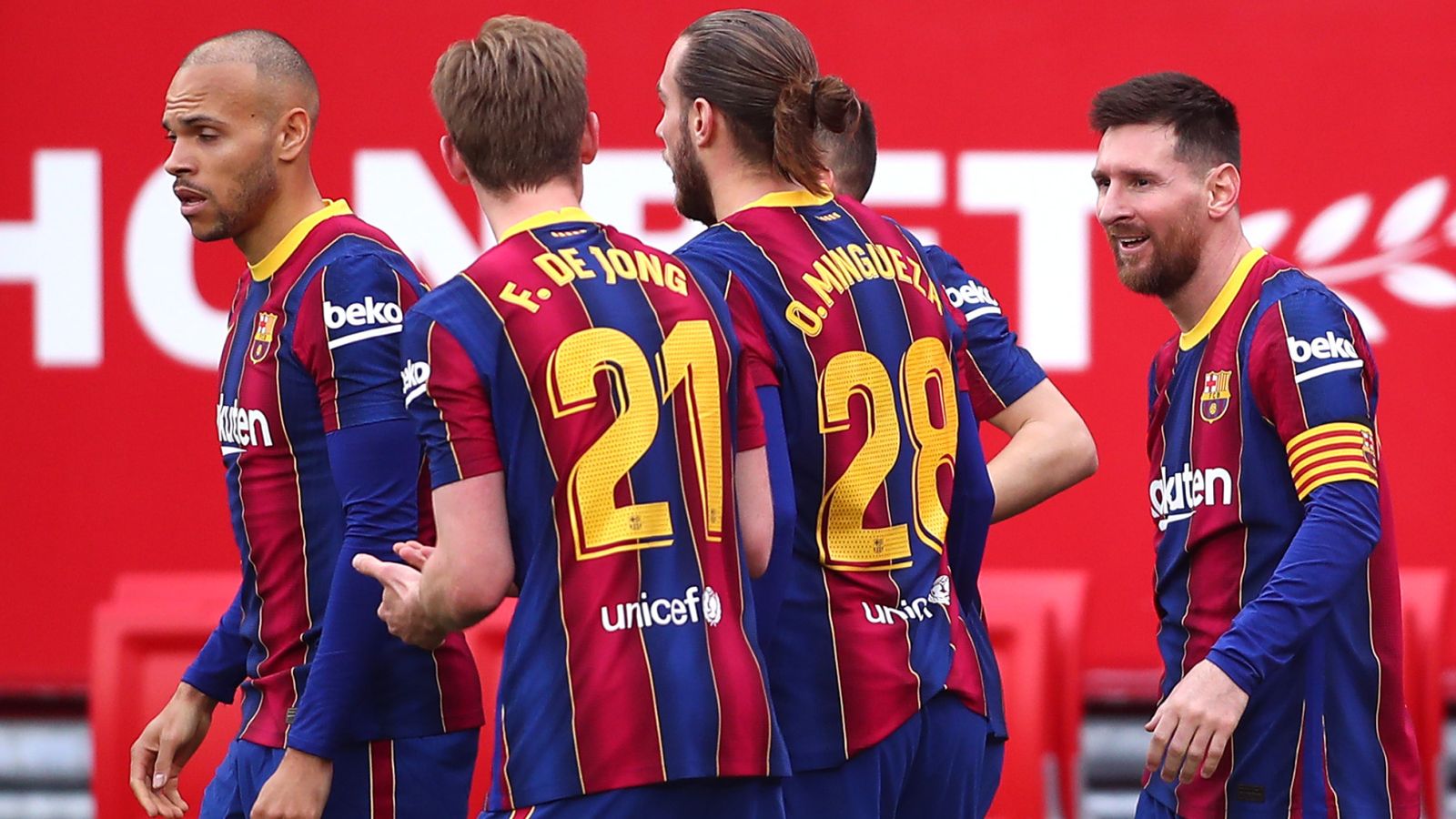 European round-up: Lionel Messi on target in Barcelona win; Bayern ...