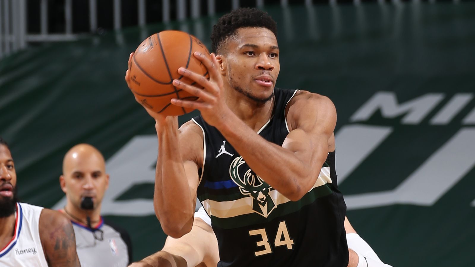 Giannis remains an offense unto himself as Milwaukee Bucks show LA ...