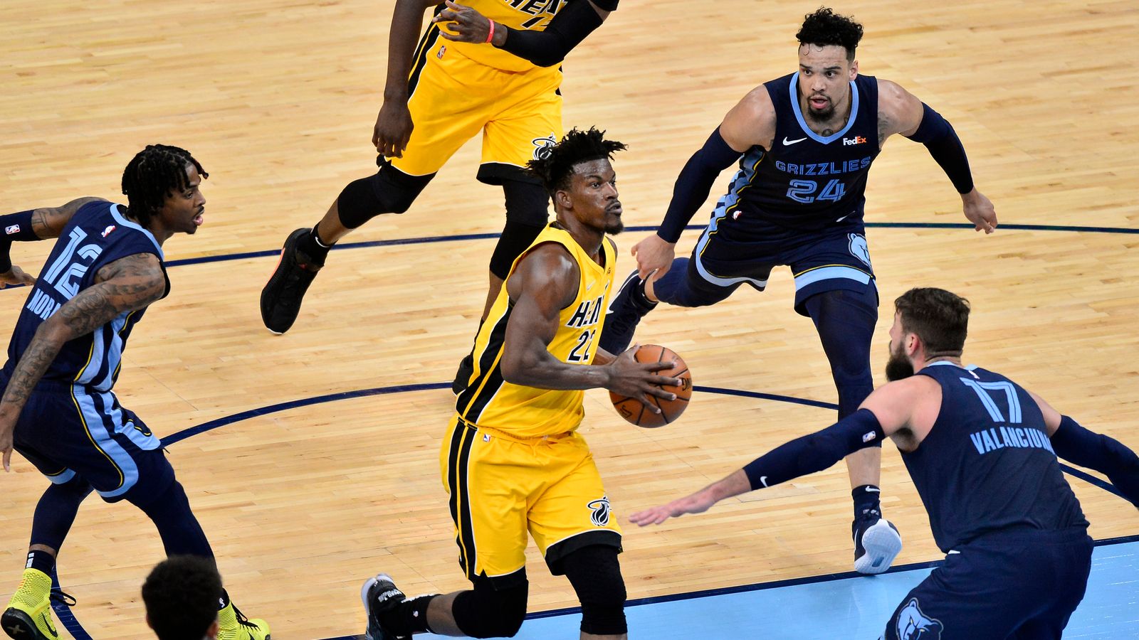 Luka Doncic pours in 42 points as Dallas Mavericks split games with Los ...