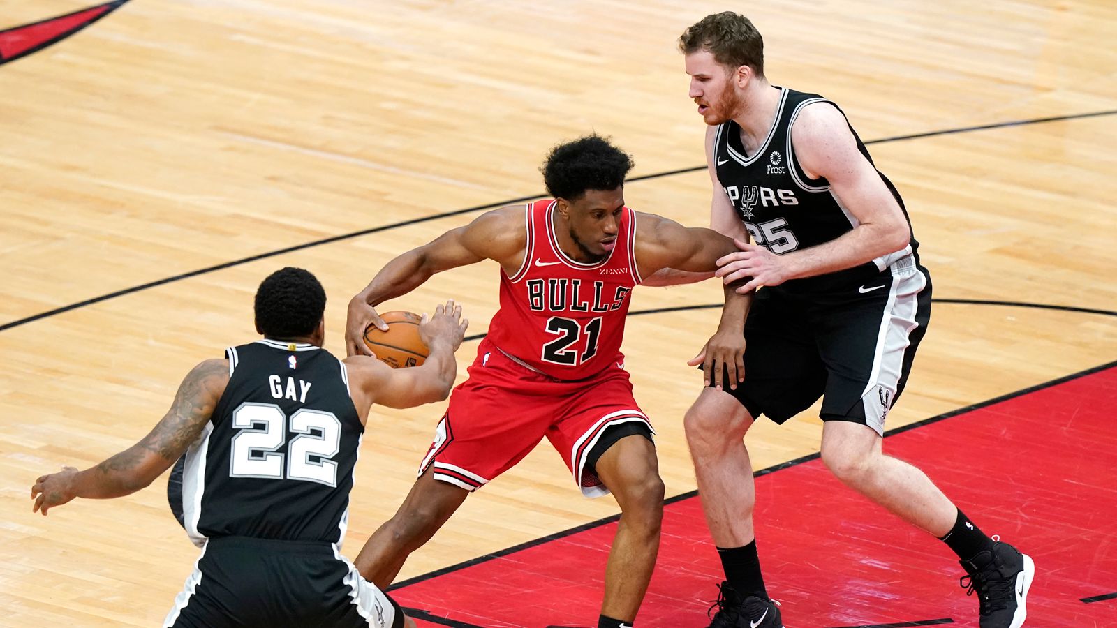 Luka Doncic pours in 42 points as Dallas Mavericks split games with Los ...