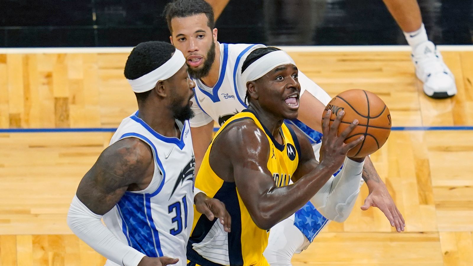 Holiday sinks it on the buzzer | NBA News | Sky Sports