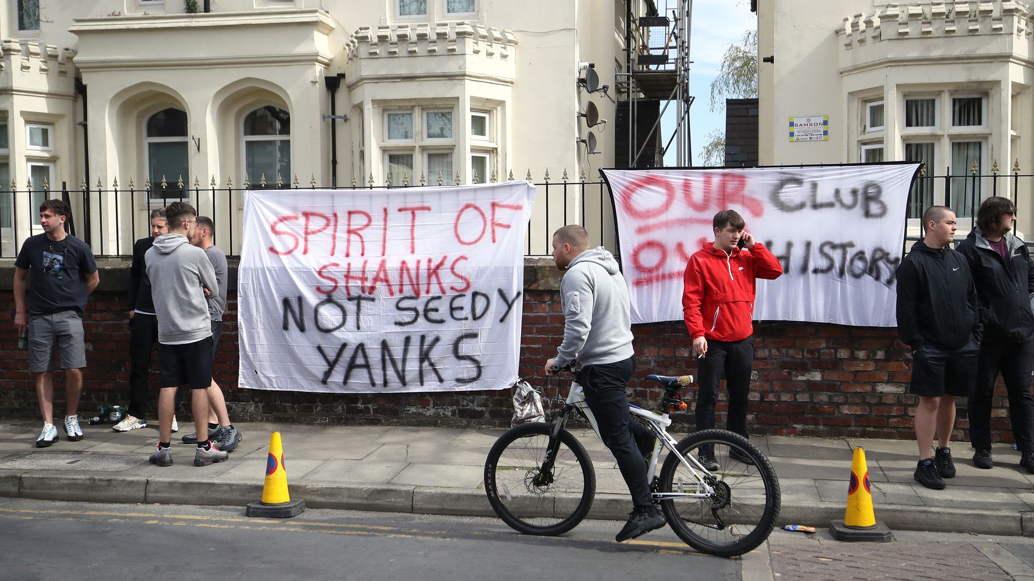 Manchester United fans protest against Glazer family's ownership ...