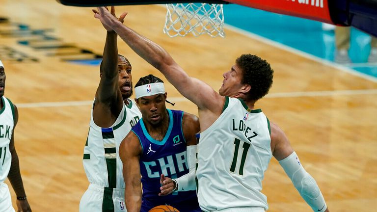 Devonte' Graham's slick assist | NBA News | Sky Sports