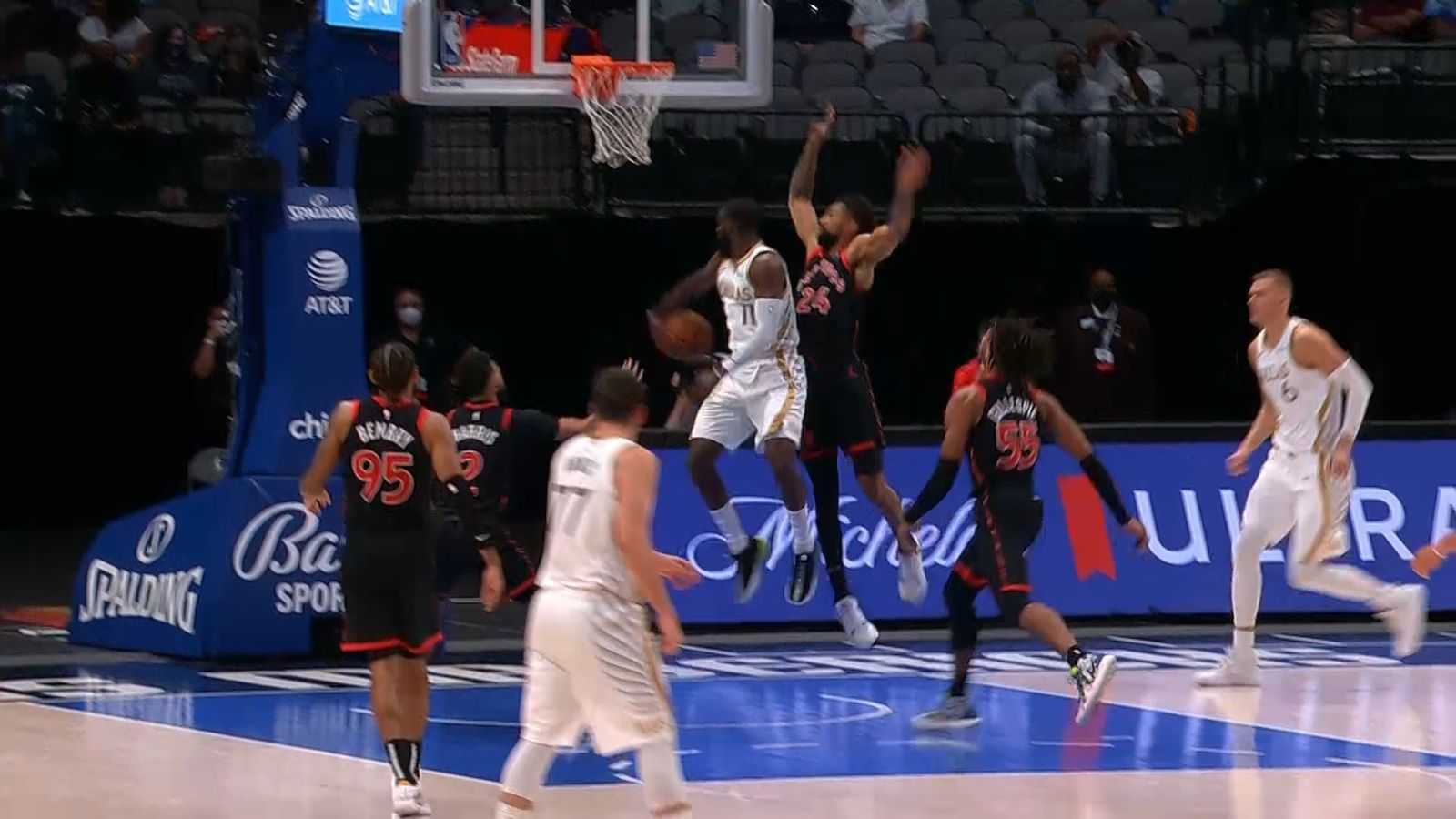 Hardaway Jr's jumping behind-the-back assist | NBA News | Sky Sports