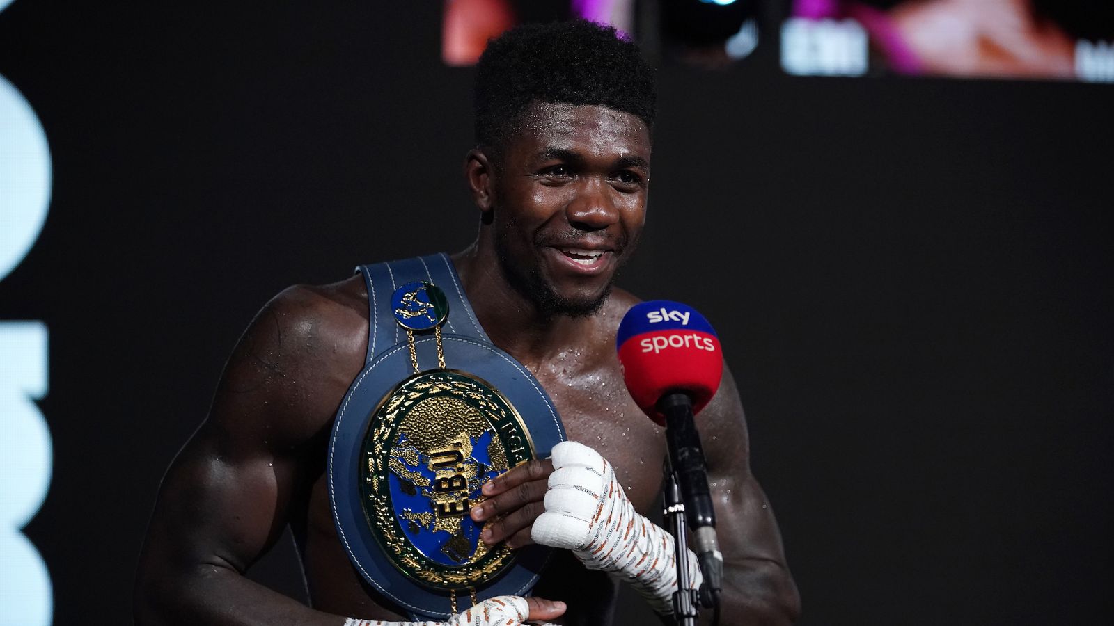 Richards sings 'Hot Cross Buns' | Boxing News | Sky Sports