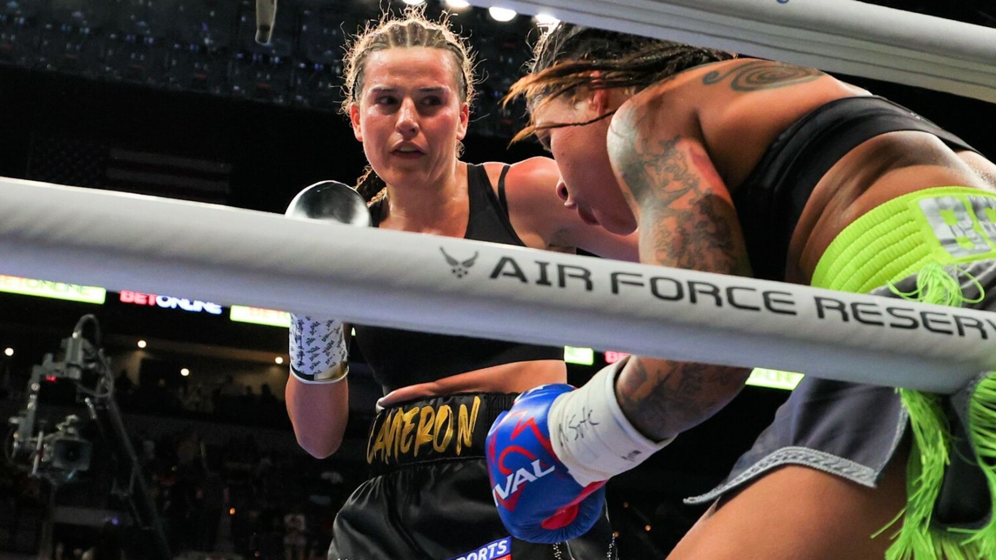Chantelle Cameron stops Melissa Hernandez in fifth round to defend WBC ...