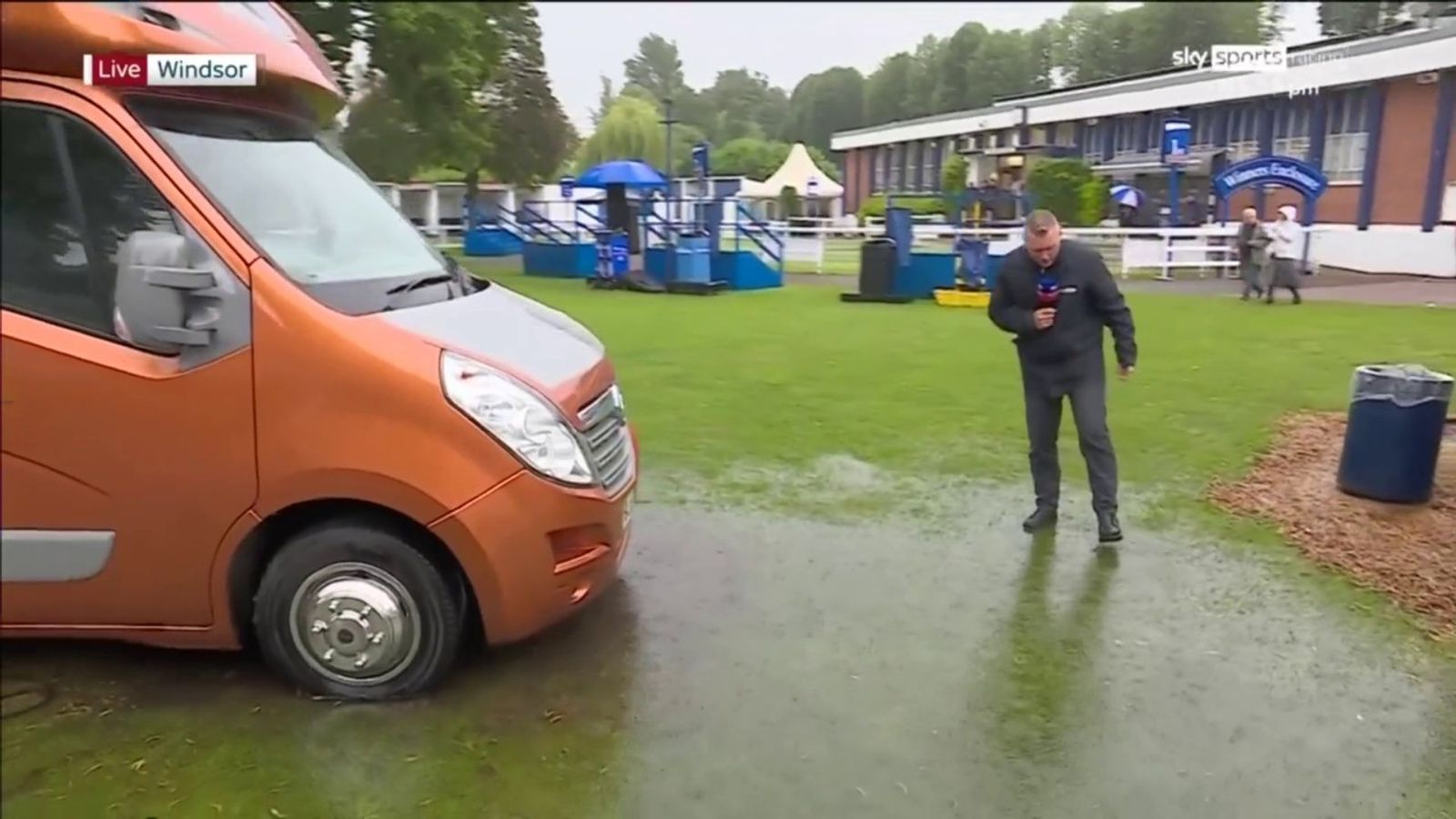 Gin van stuck as downpour hits Windsor! | Racing News | Sky Sports