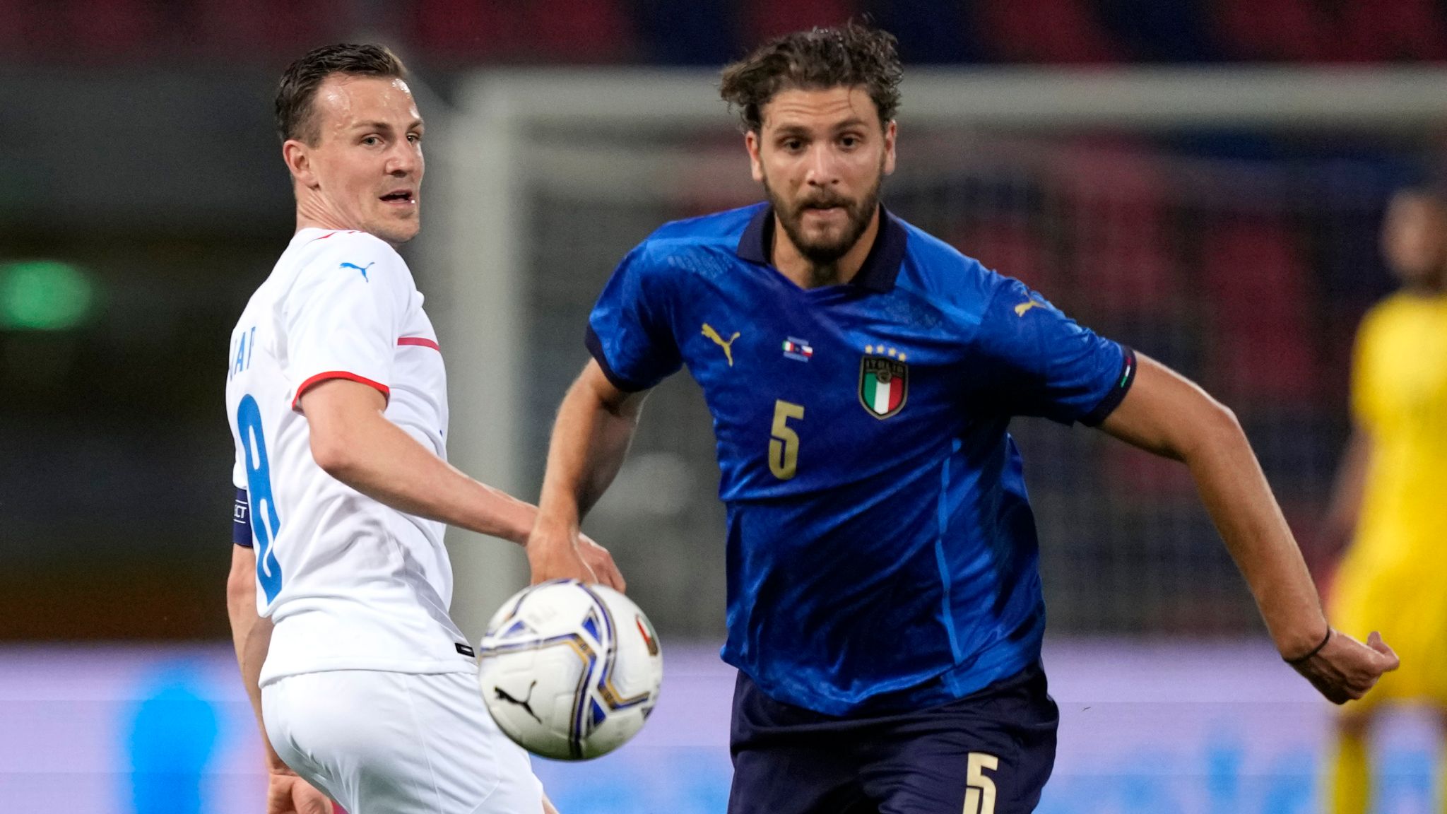 Manuel Locatelli: Juventus complete signing of Sassuolo midfielder on ...