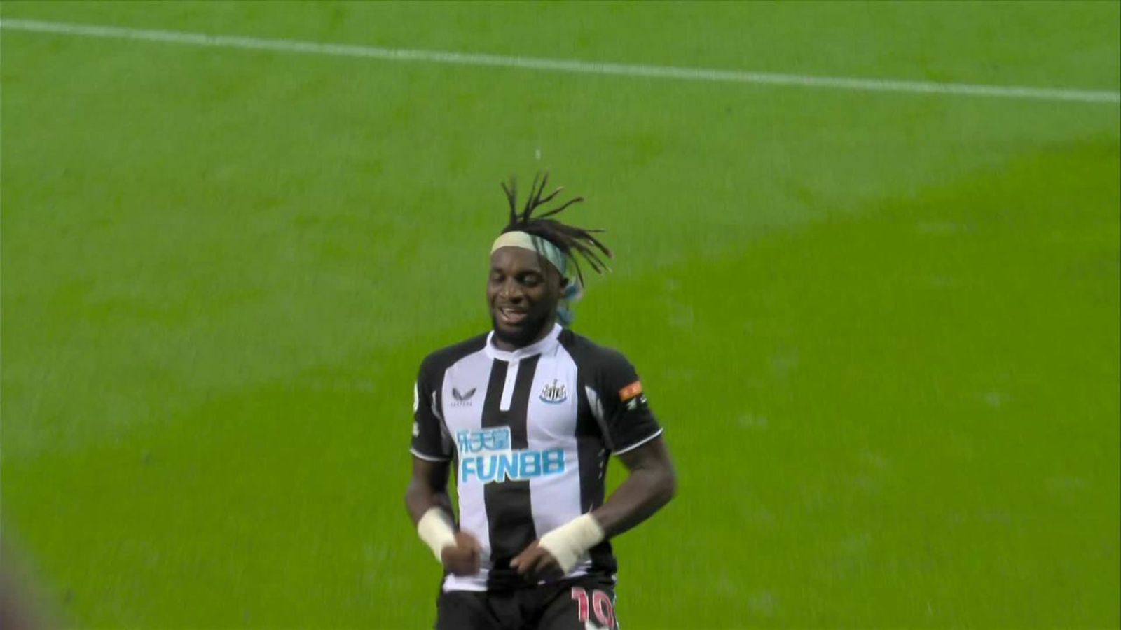 Saint-Maximin scores brilliant solo goal! | Football News | Sky Sports