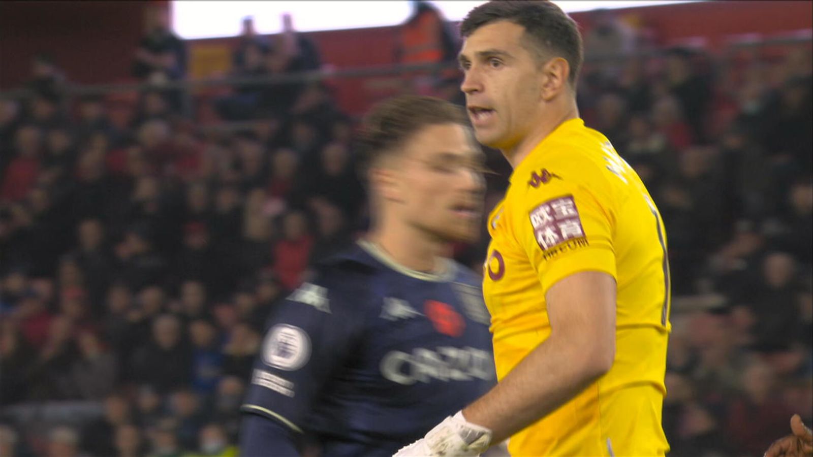 Martinez makes stunning diving save | Football News | Sky Sports