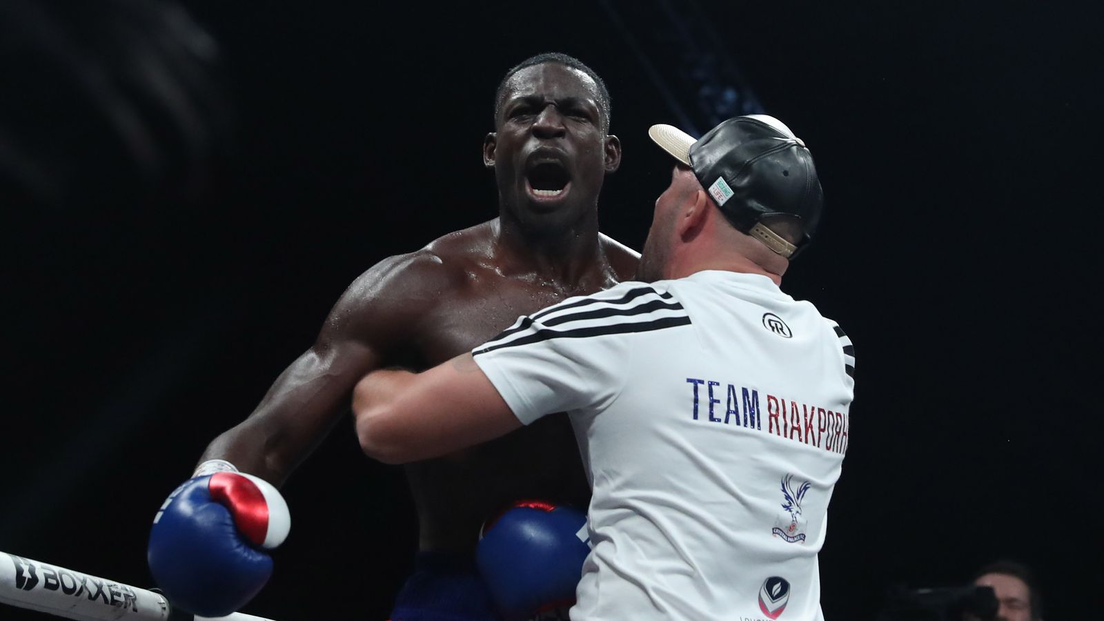 Richard Riakporhe storms past Olanrewaju Durodola in a statement KO ...