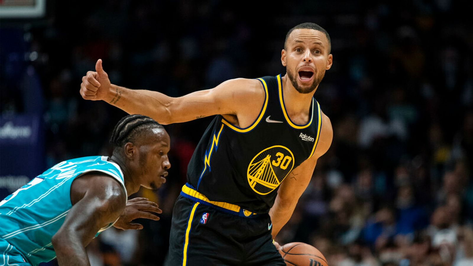 Eyes in the back of his head! Curry's slick assist | NBA News | Sky Sports