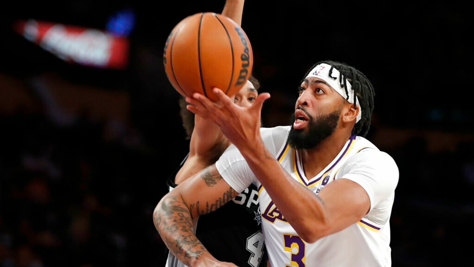 Davis' 34 powers Lakers past Spurs | NBA News | Sky Sports