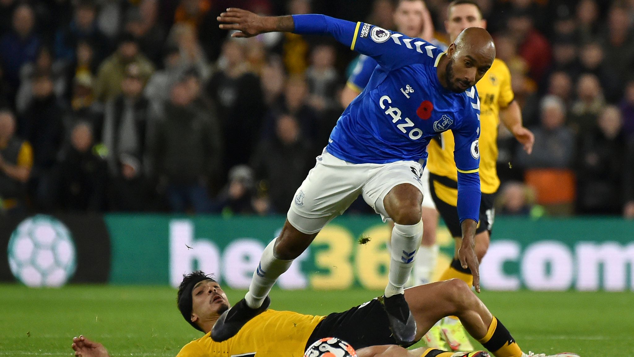 Fabian Delph: Forgotten man answering Everton's midfield conundrum ...