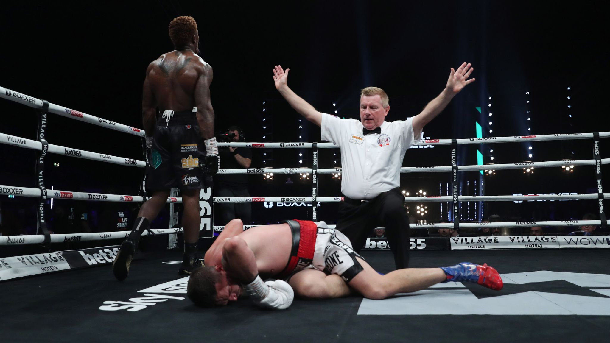 Mikael Lawal lands a thunderous knockout to emphatically announce ...