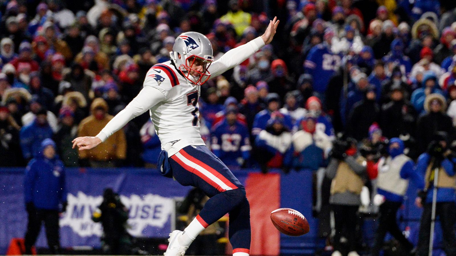 Howling wind sends punt the wrong way | NFL News | Sky Sports