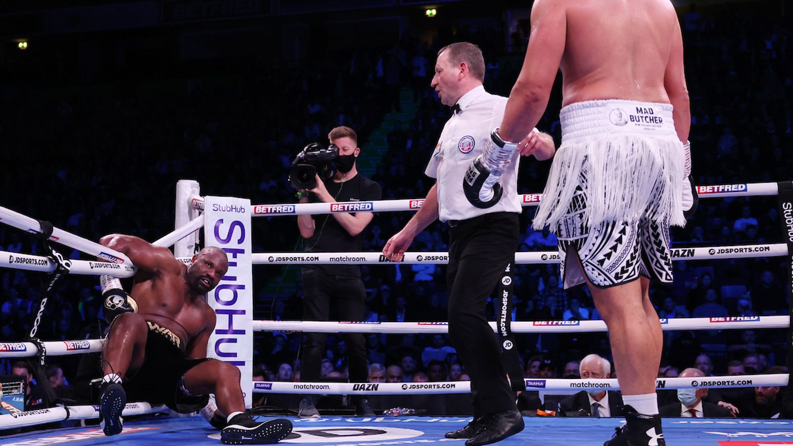 Derek Chisora knocked down and battered by Joseph Parker in heavyweight ...