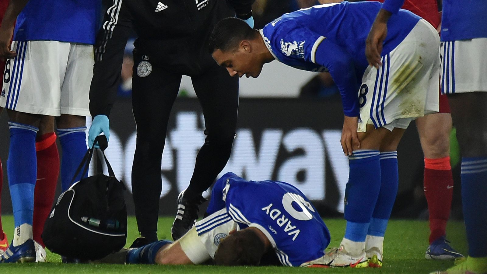 Jamie Vardy: Leicester striker facing up to four weeks out as Foxes ...