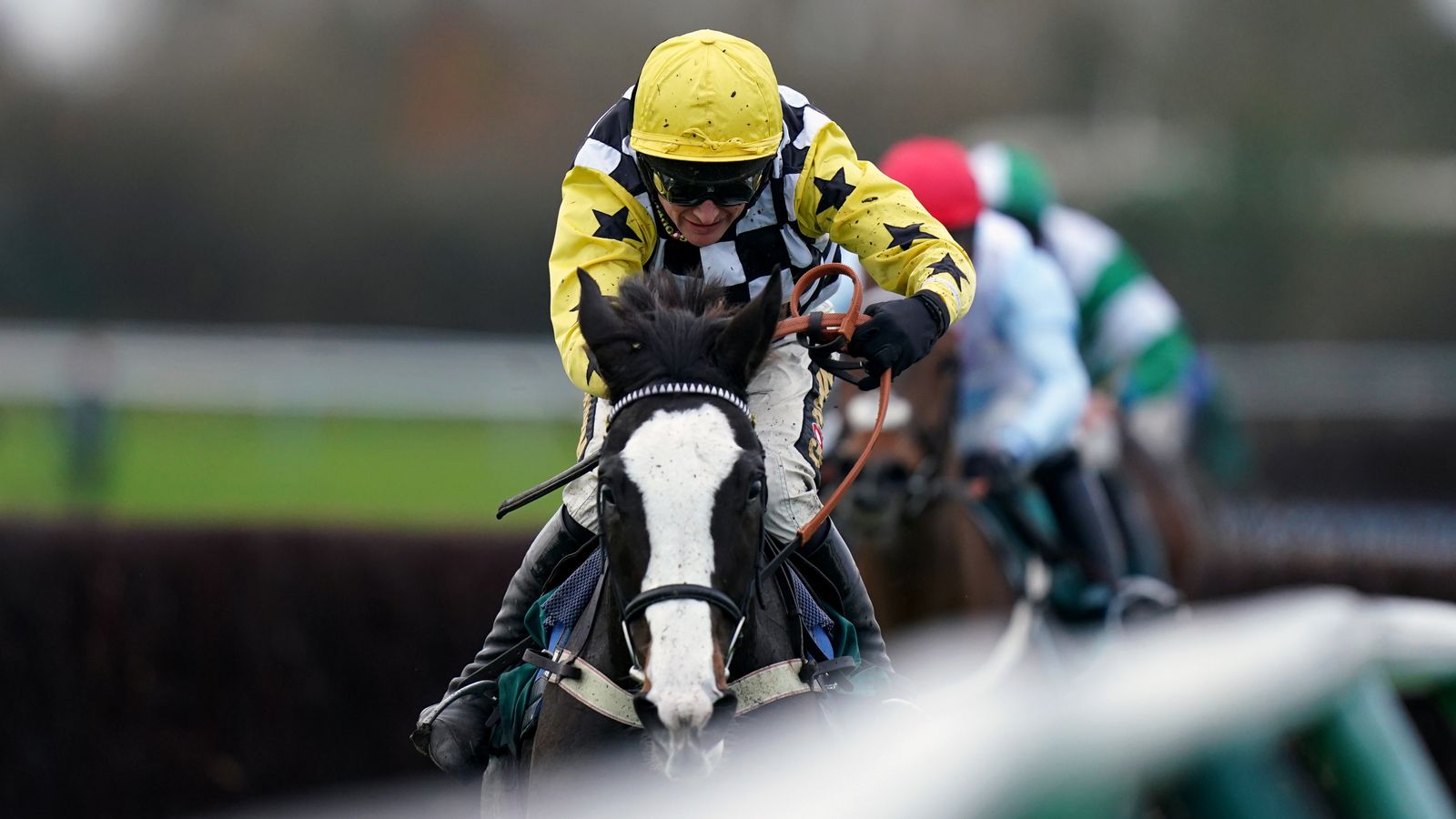 Dipper Novices' Chase: The Glancing Queen aiming to reign for Alan King ...