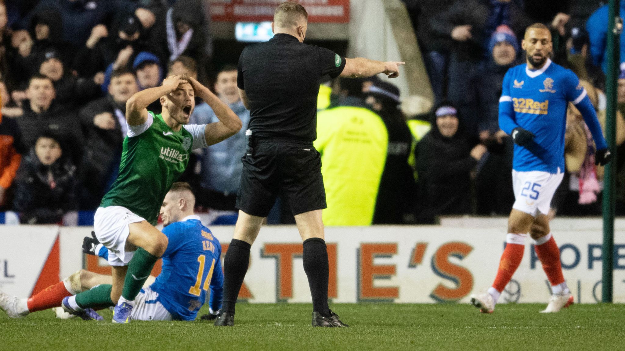 Hibernian 0-1 Rangers: Late Kemar Roofe penalty sees Giovanni van ...