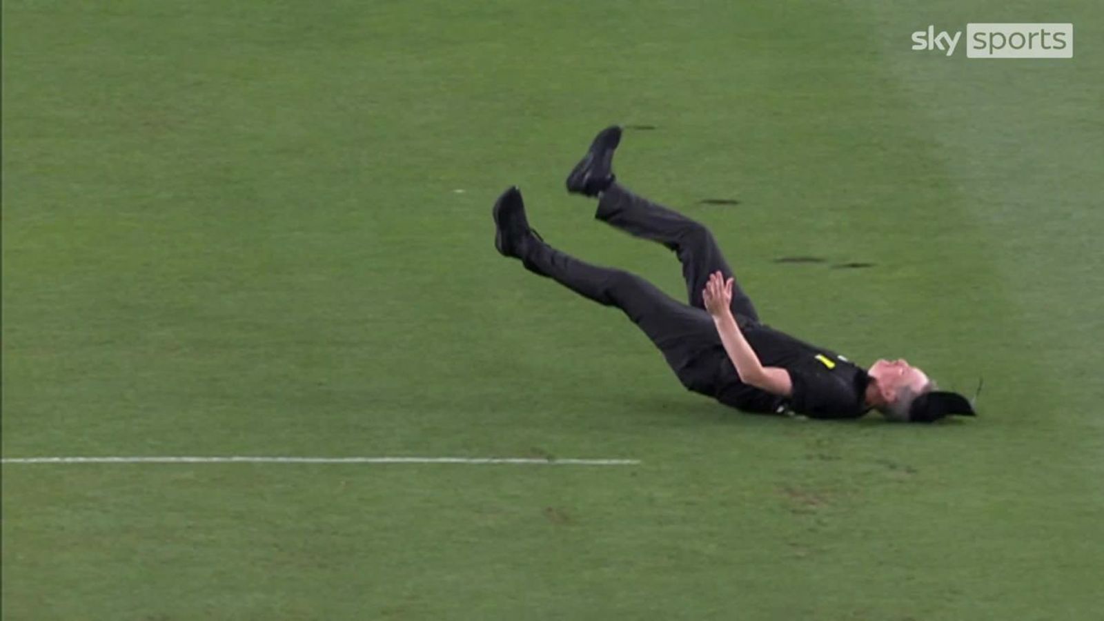 Umpire takes a tumble! | Cricket News | Sky Sports