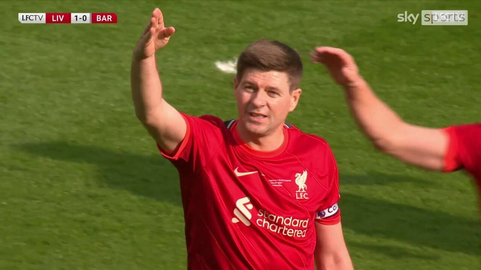 Steven Gerrard scores for Liverpool against Barcelona Legends ...