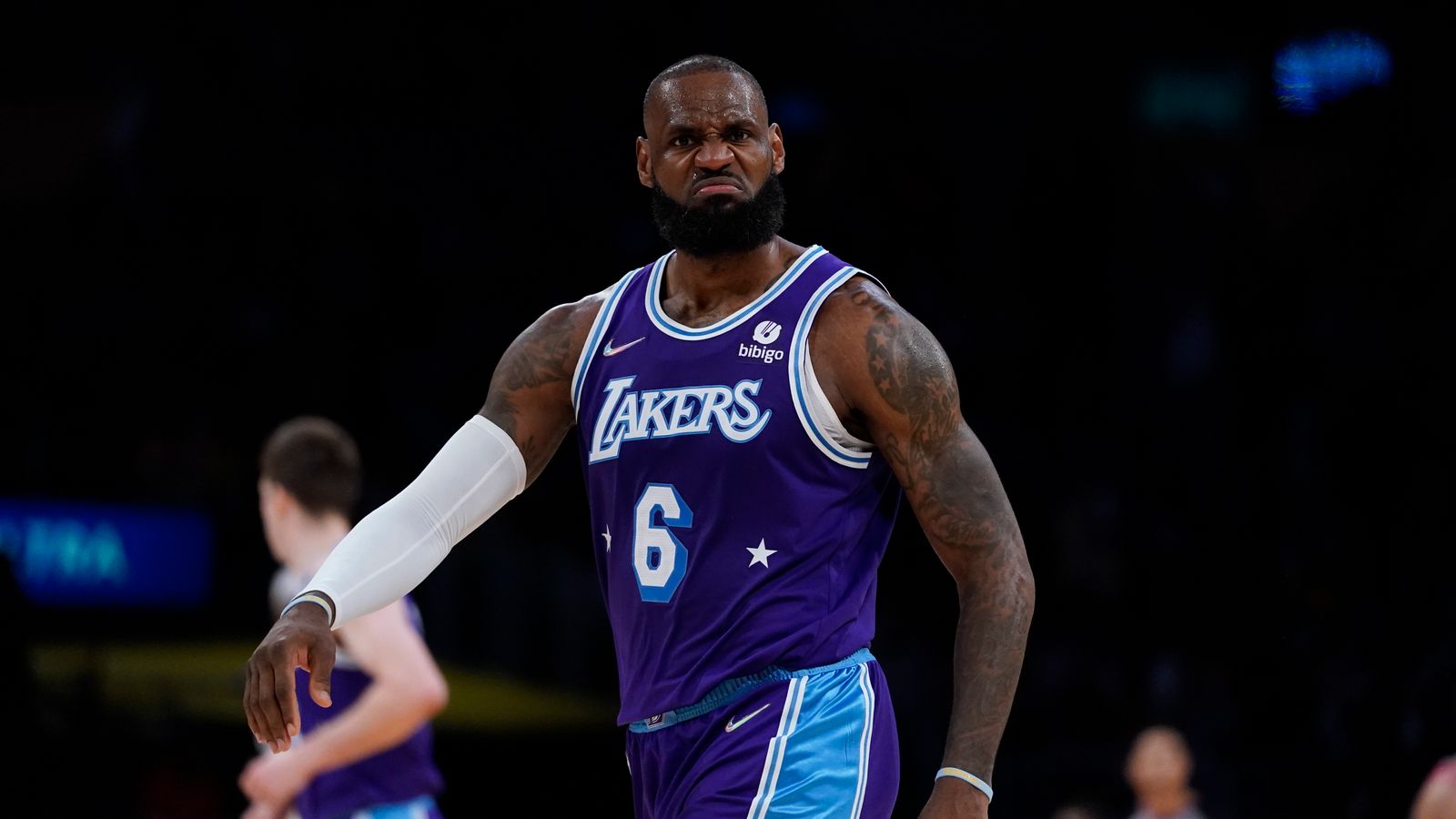 LeBron James drops 50 points in vintage display; joins MJ on special ...