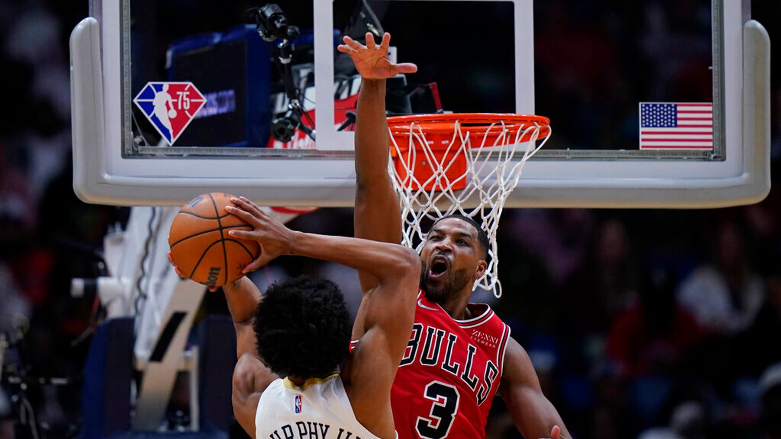 Trey Murphy III throws down huge buzzer-beater dunk! | NBA News | Sky Sports