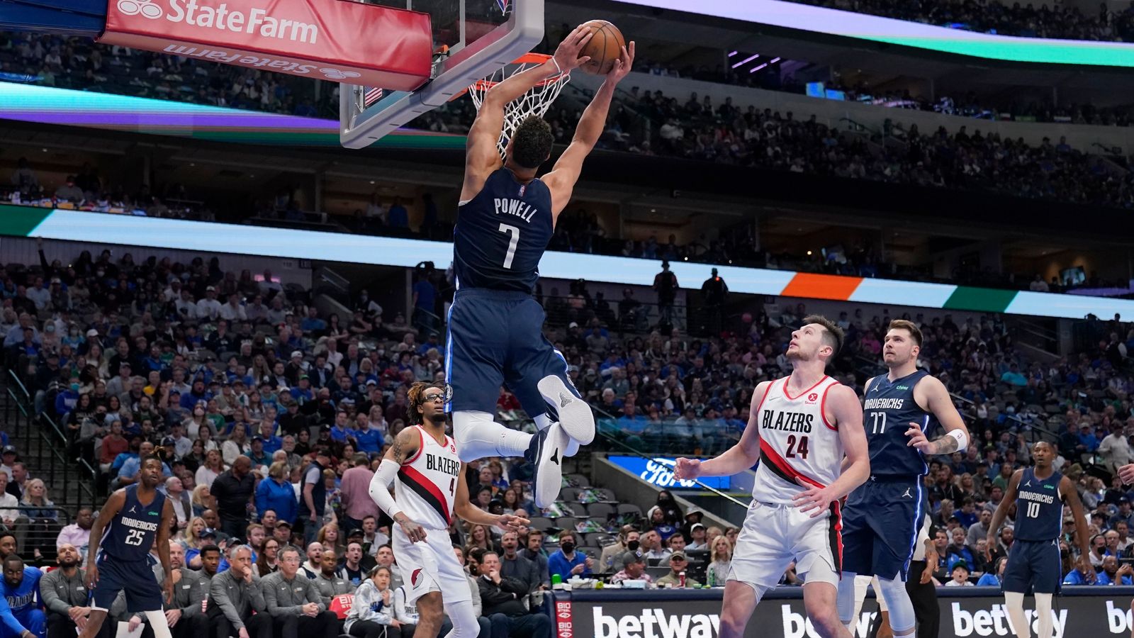 Dwight Powell's incredible reverse alley-oop and dunk | NBA News | Sky ...