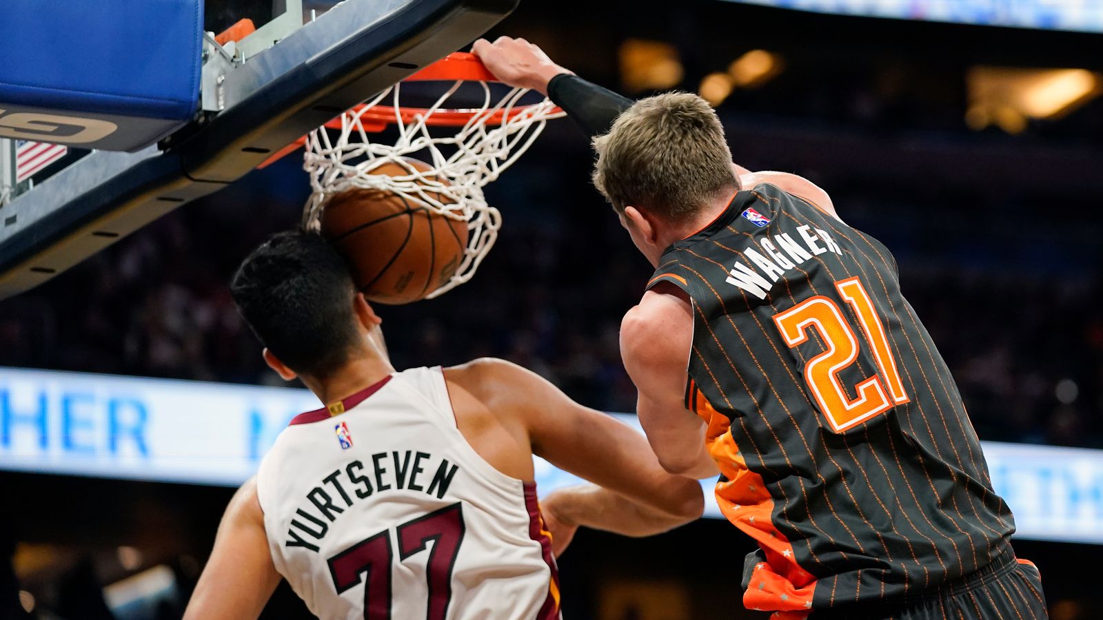 Mo Wagner throws down huge reverse slam! | NBA News | Sky Sports