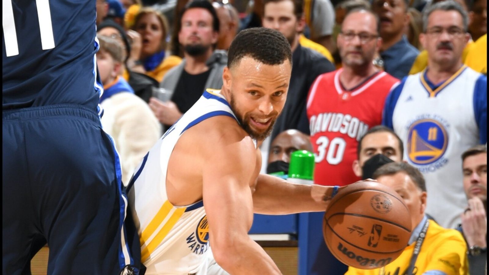 Curry's incredible feed to Looney | NBA News | Sky Sports