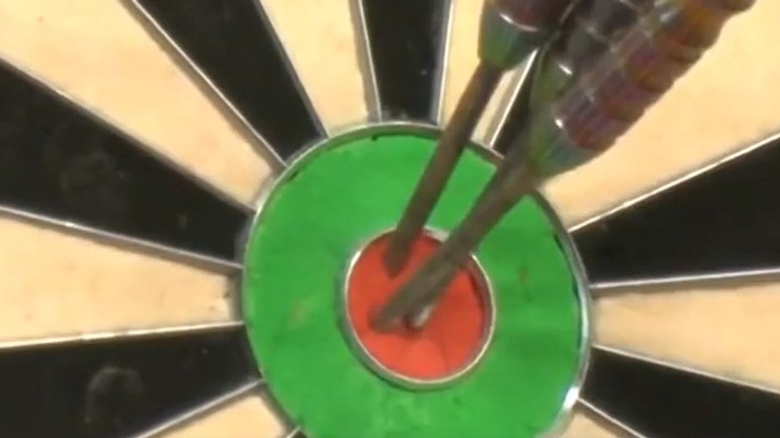 Simon 'The Wizard' Whitlock produces a moment of darting magic | Darts ...