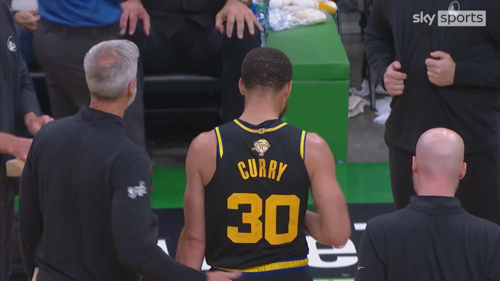 Stephen Curry suffers injury during scrum on floor in fourth quarter of ...
