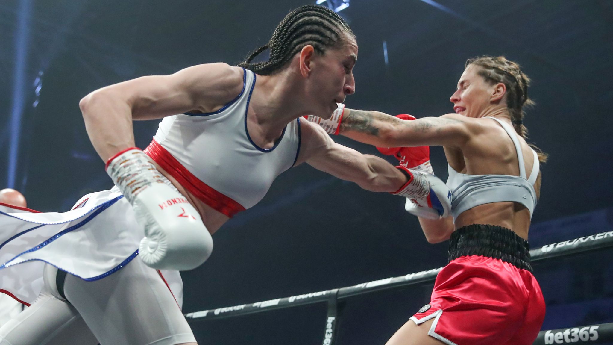 Karriss Artingstall dominates Vaida Masiokaite to win professional ...