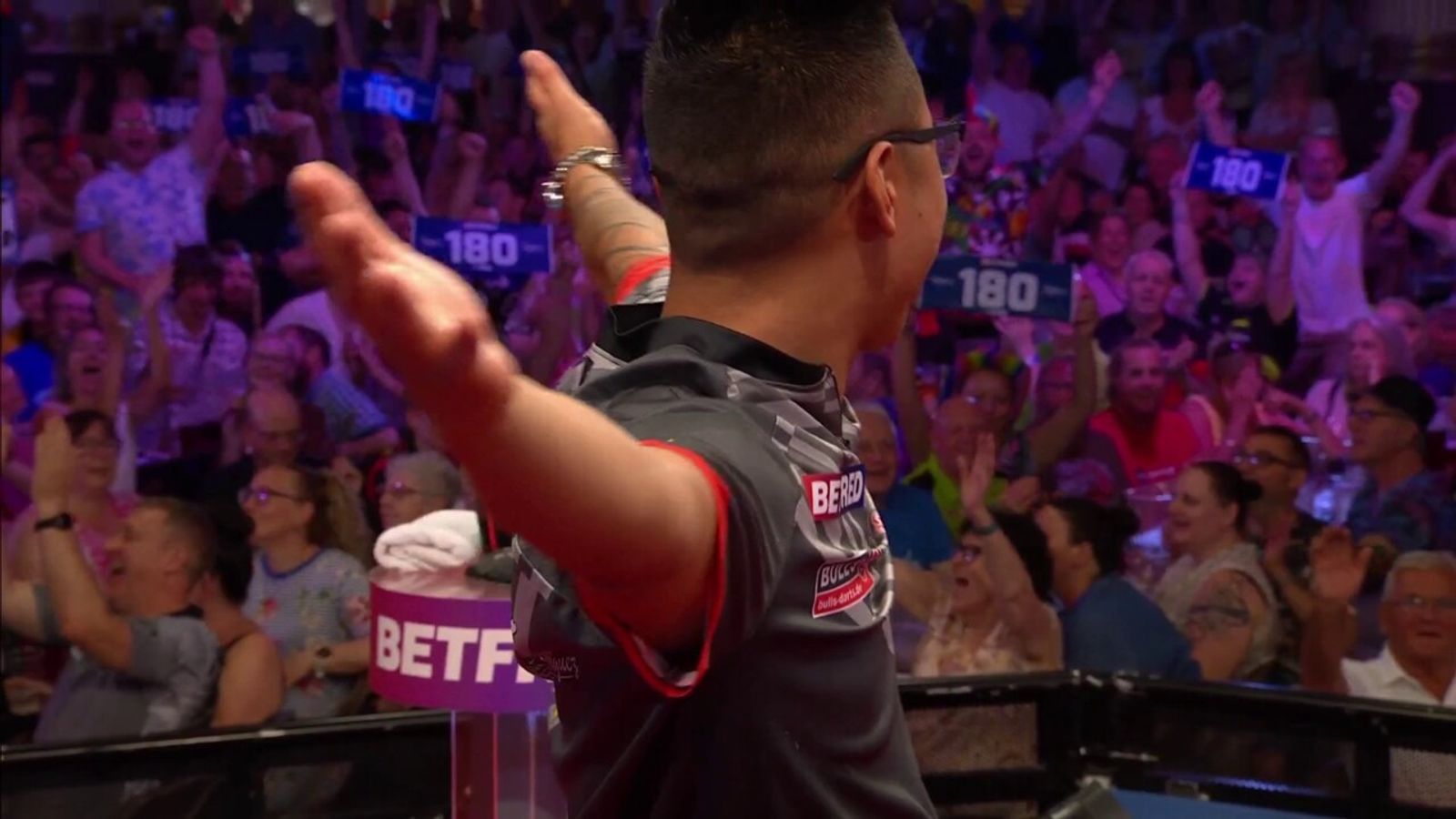 Rowby-John Rodriguez's dramatic pause before hitting a 180! | Darts ...