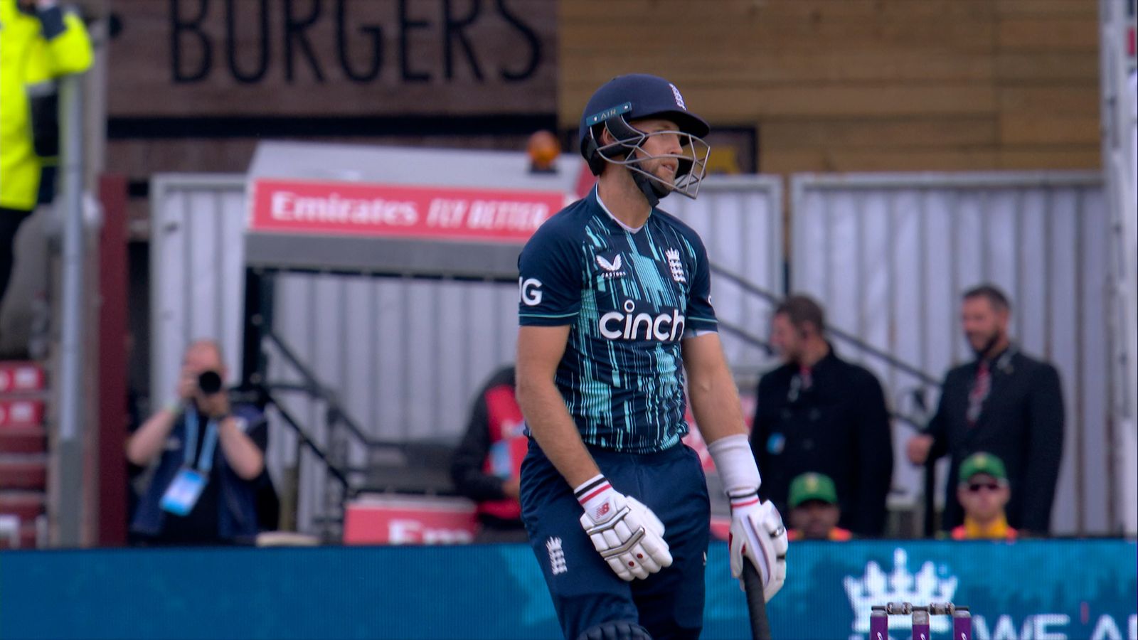 Two wickets in three balls for Dwaine Pretorius as Joe Root and Jonny ...