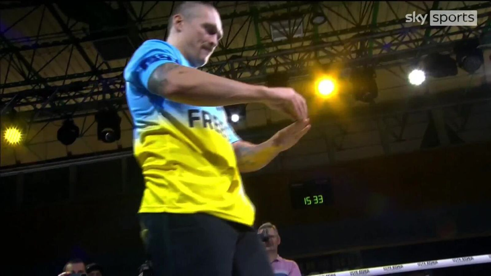 Oleksandr Usyk displayed his cat-like reflexes with a stunning coin ...