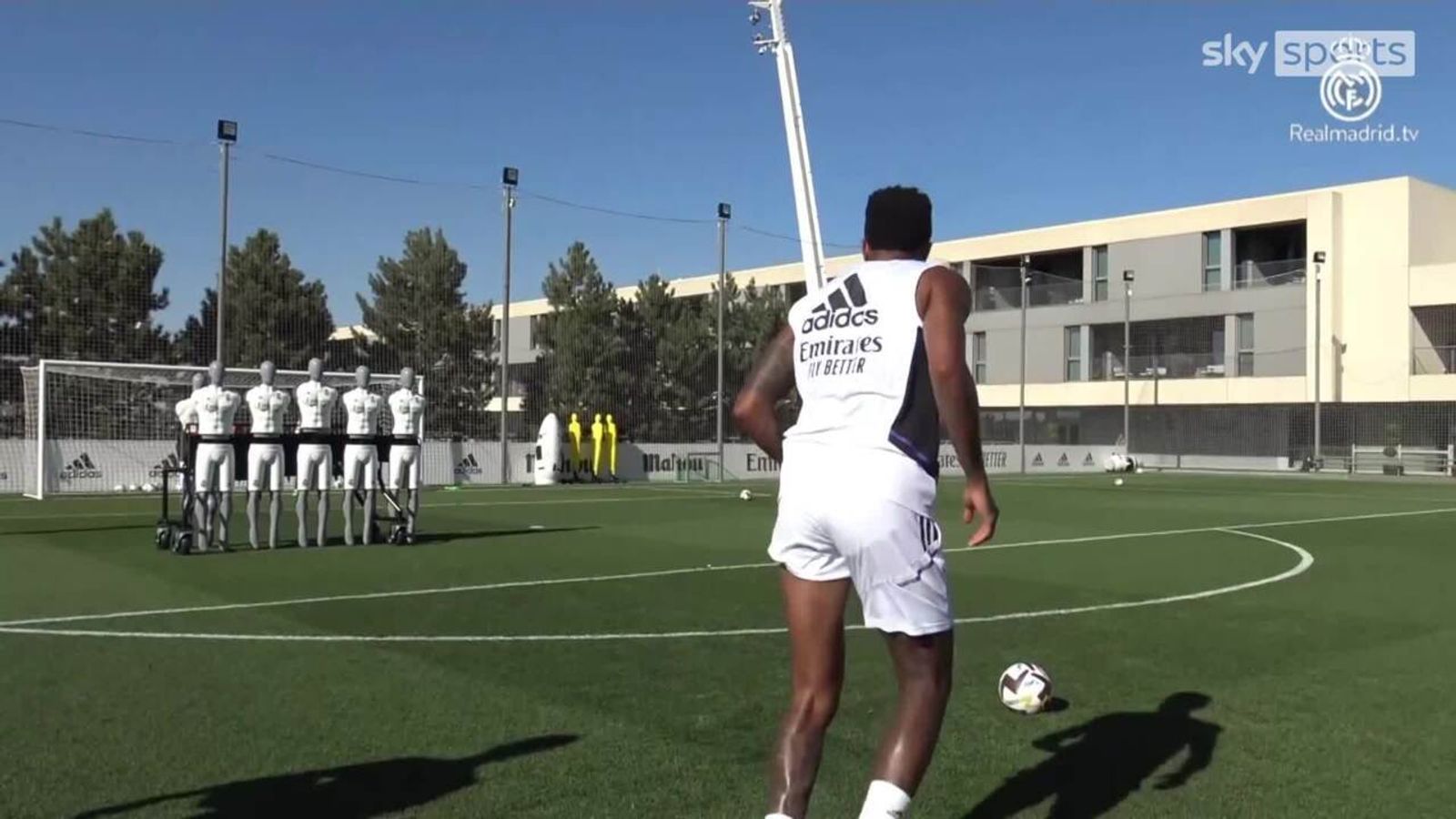 Real Madrid vs Robot Defenders - the ultimate free-kick drill ...