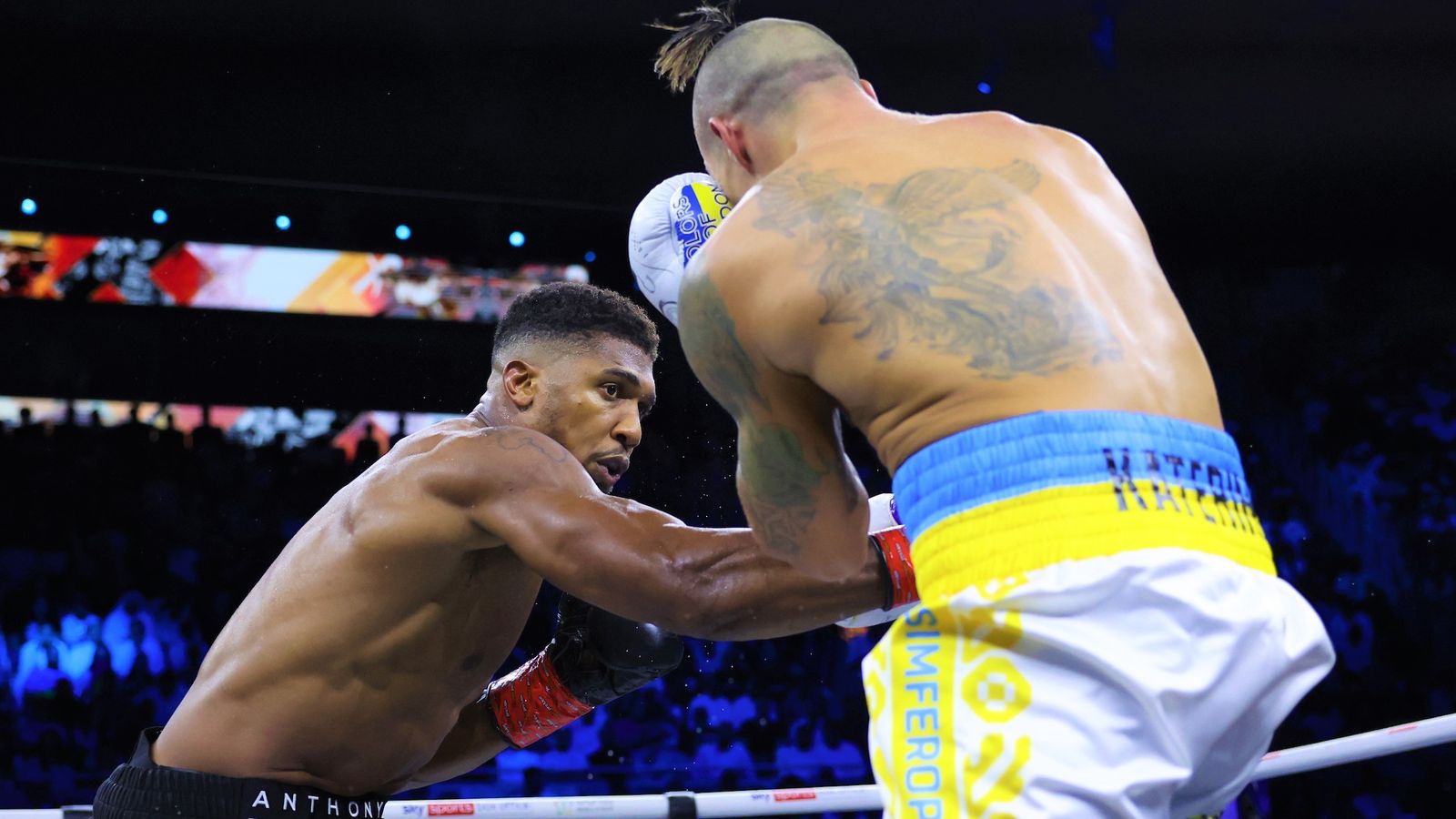 Usyk vs AJ: Heavyweight champion Oleksandr Usyk takes spectacular ...