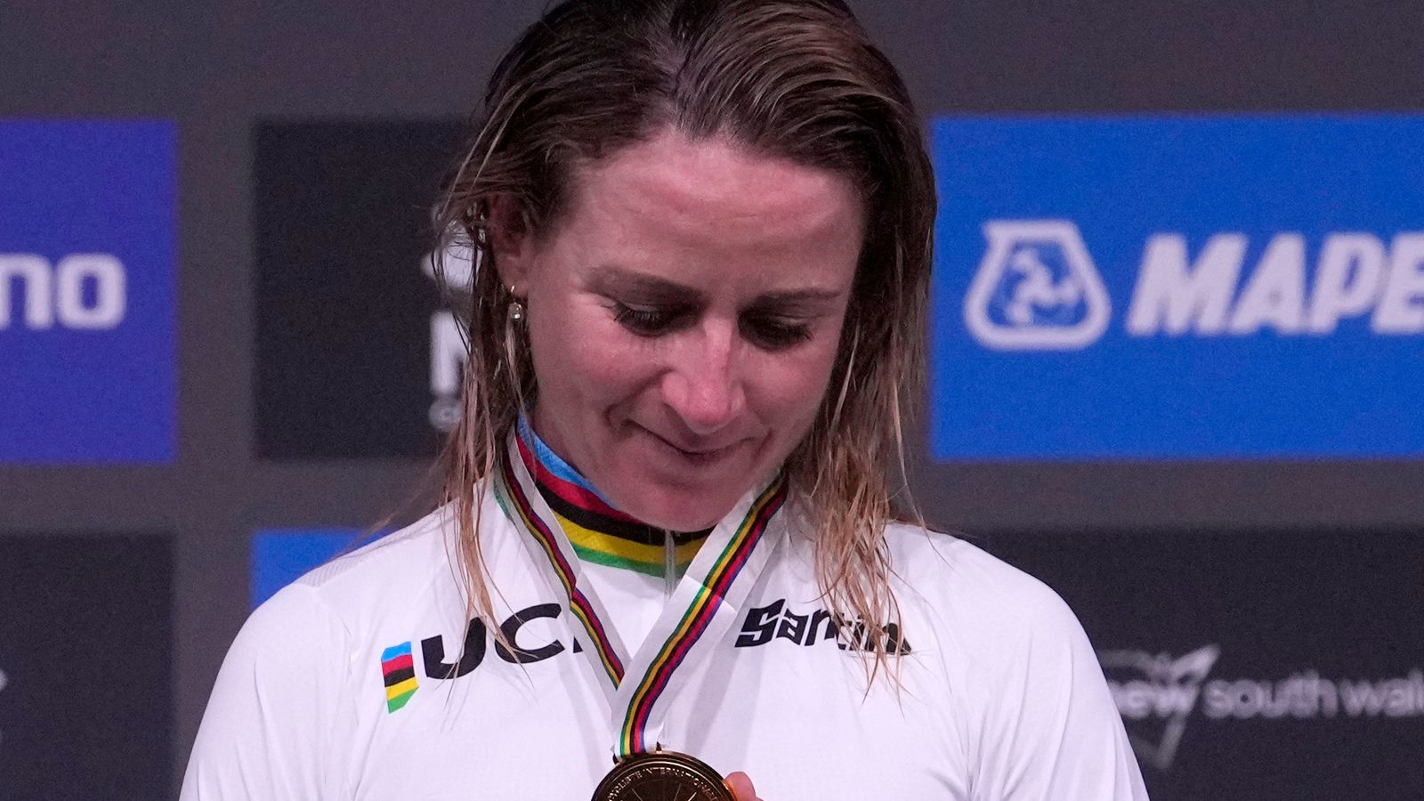 Annemiek van Vleuten wins World Championship road race while cycling ...