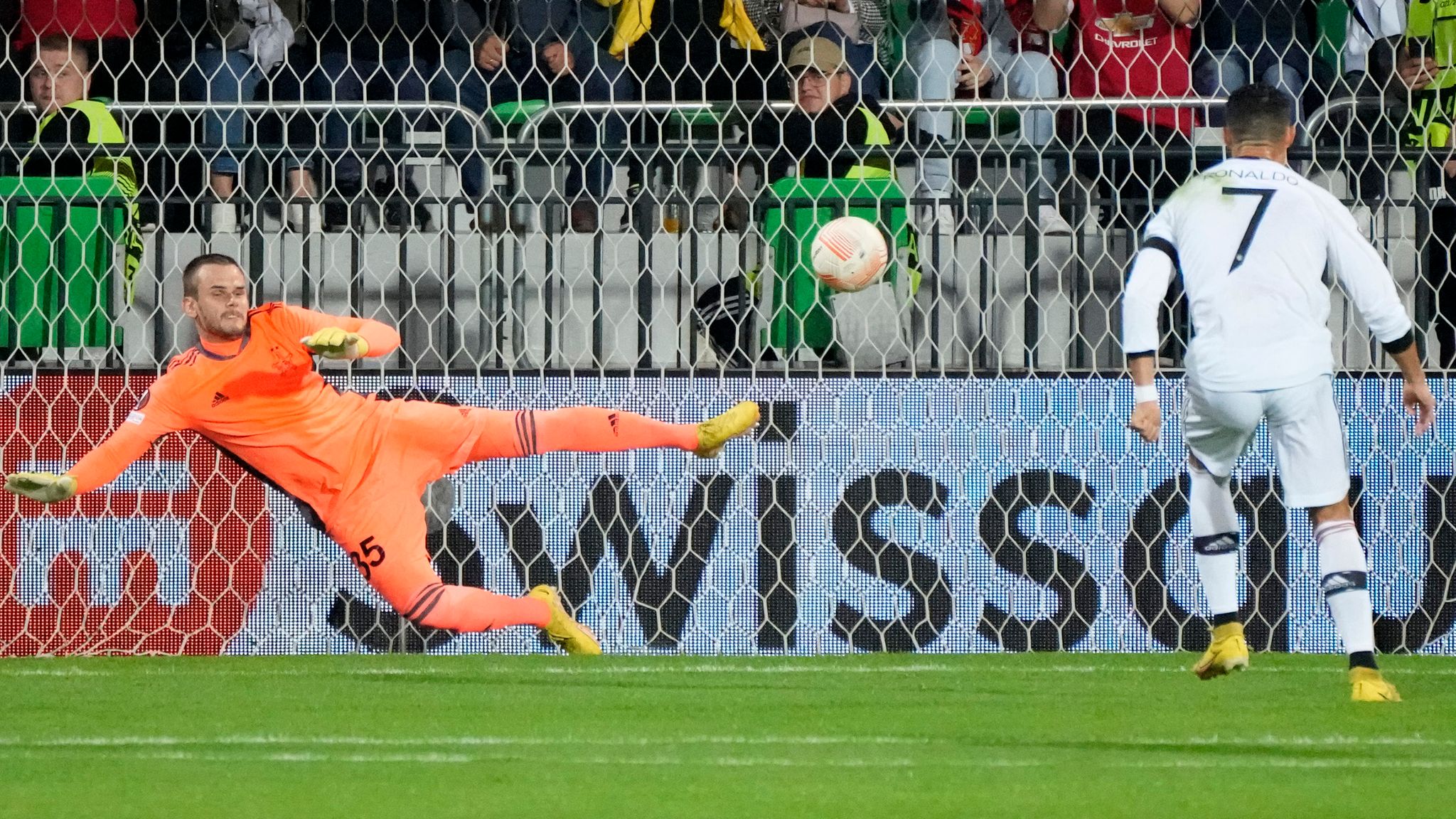 Sherriff Tiraspol 0-2 Man Utd: Jadon Sancho and Cristiano Ronaldo help ...