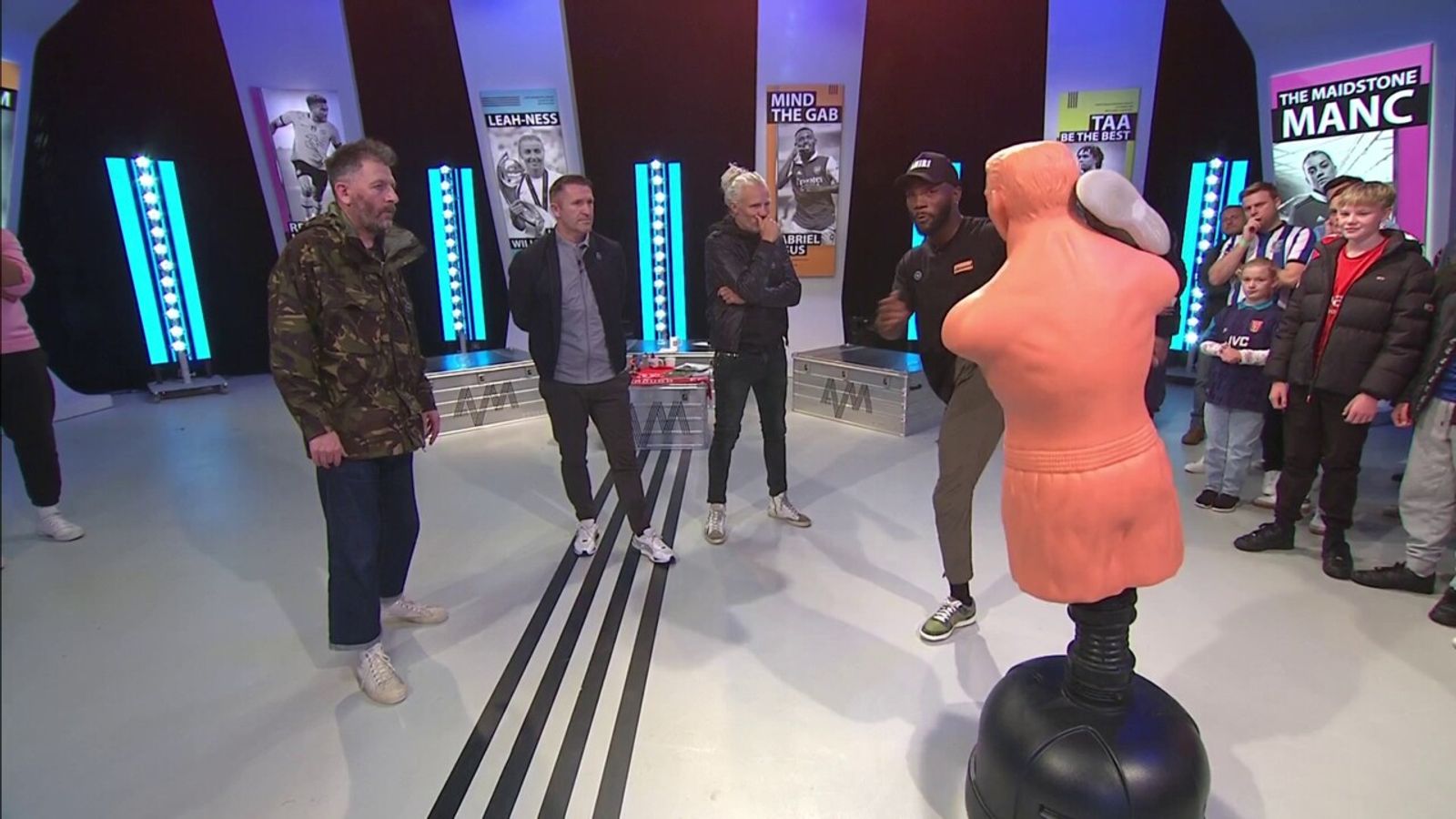 Leon Edwards recreates winning head kick vs Kamaru Usman | WWE News ...