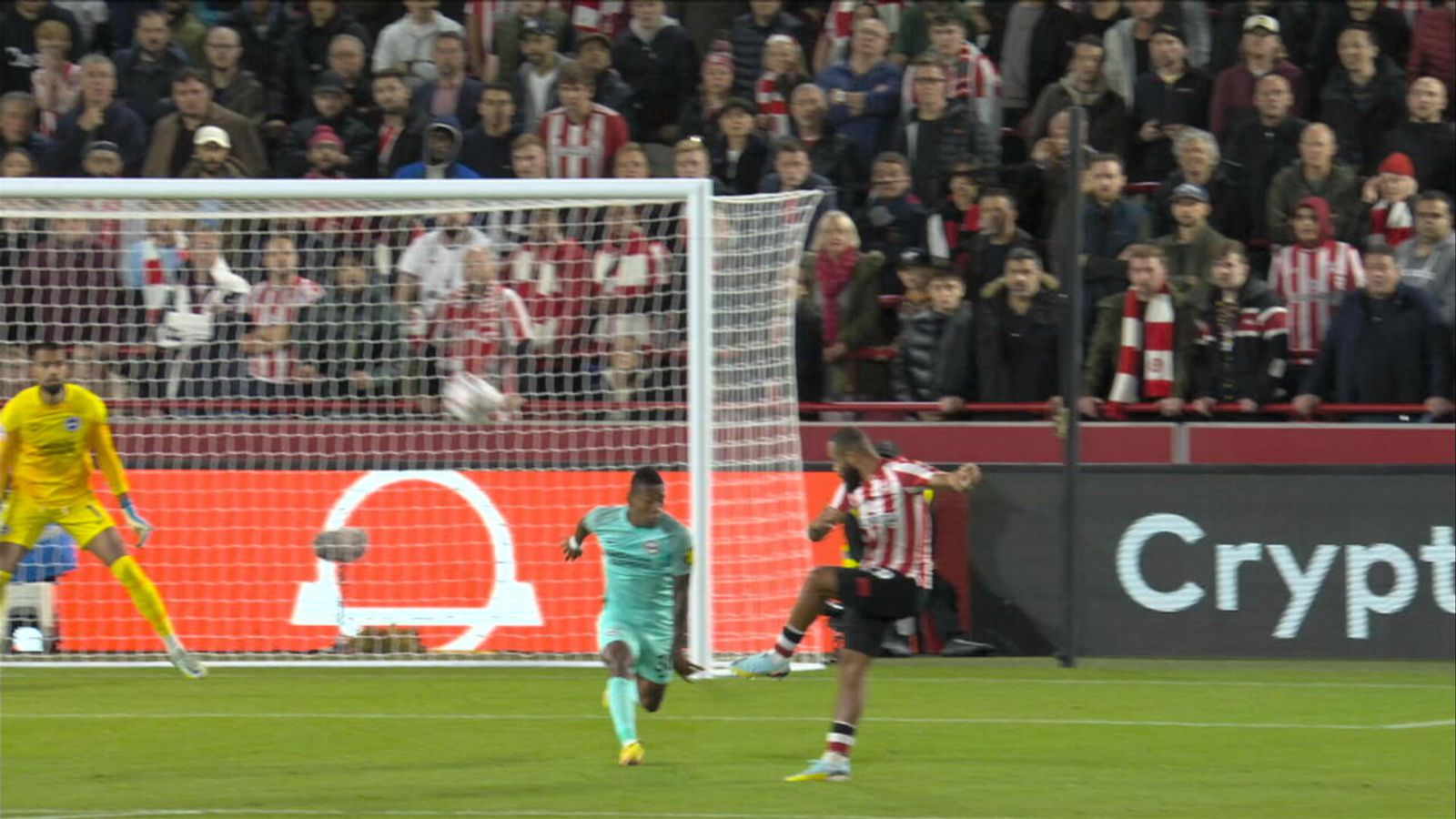 Mbeumo hits the bar! | Football News | Sky Sports