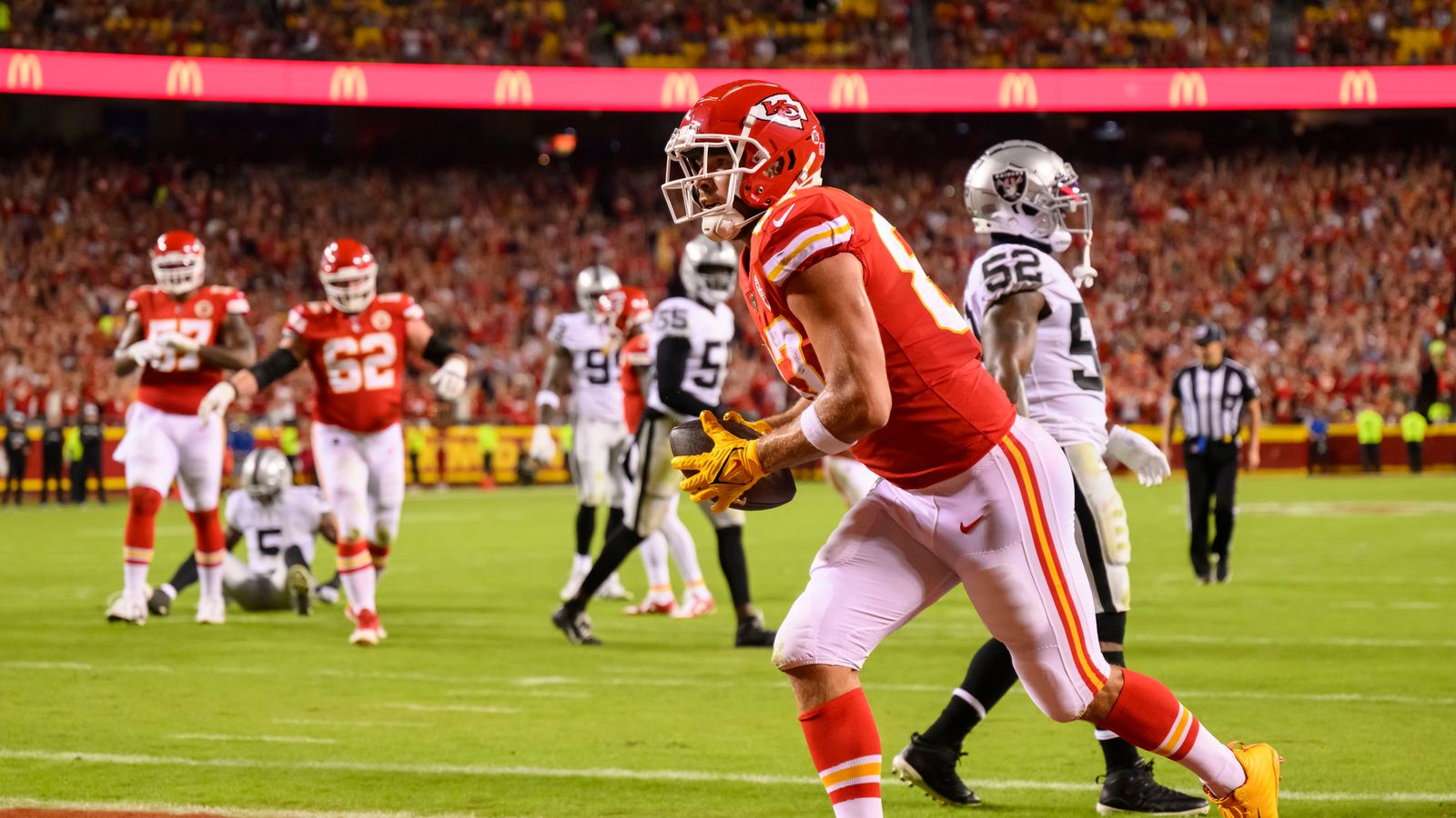 Las Vegas Raiders 29-30 Kansas City Chiefs: Patrick Mahomes throws four touchdowns to Travis ...