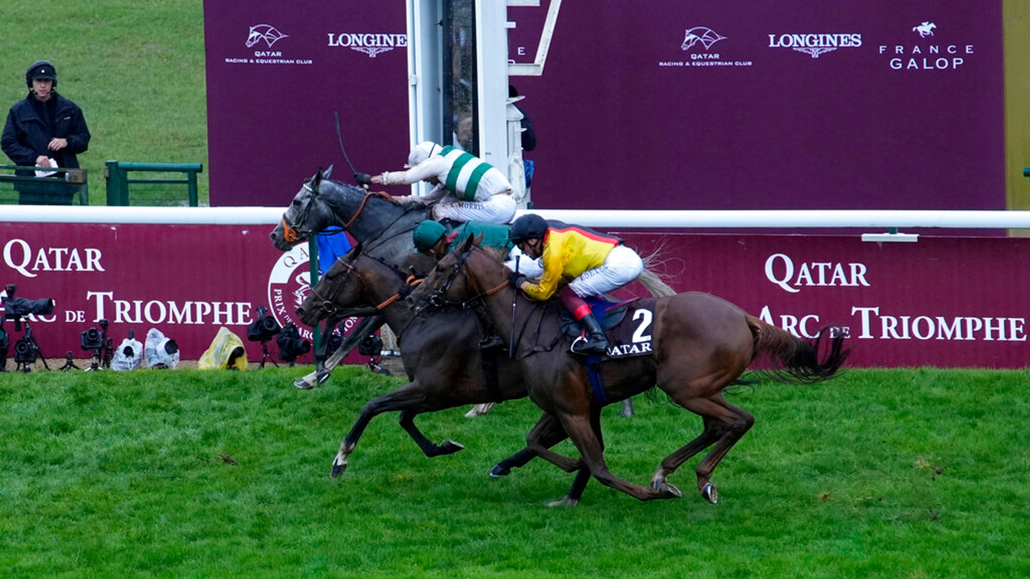 Prix de l'Arc de Triomphe: Alpinista wins famous Paris feature for Sir ...