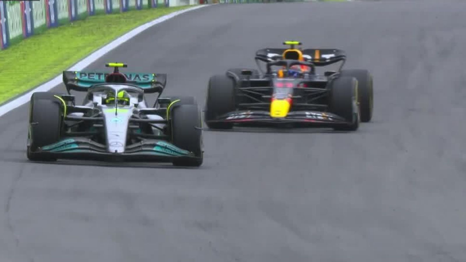 Crowd goes wild as Lewis Hamilton overtakes Sergio Perez | F1 News ...