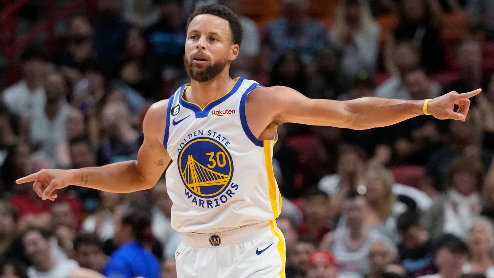 Stephen Curry's slick behind-the-back dish | NBA News | Sky Sports