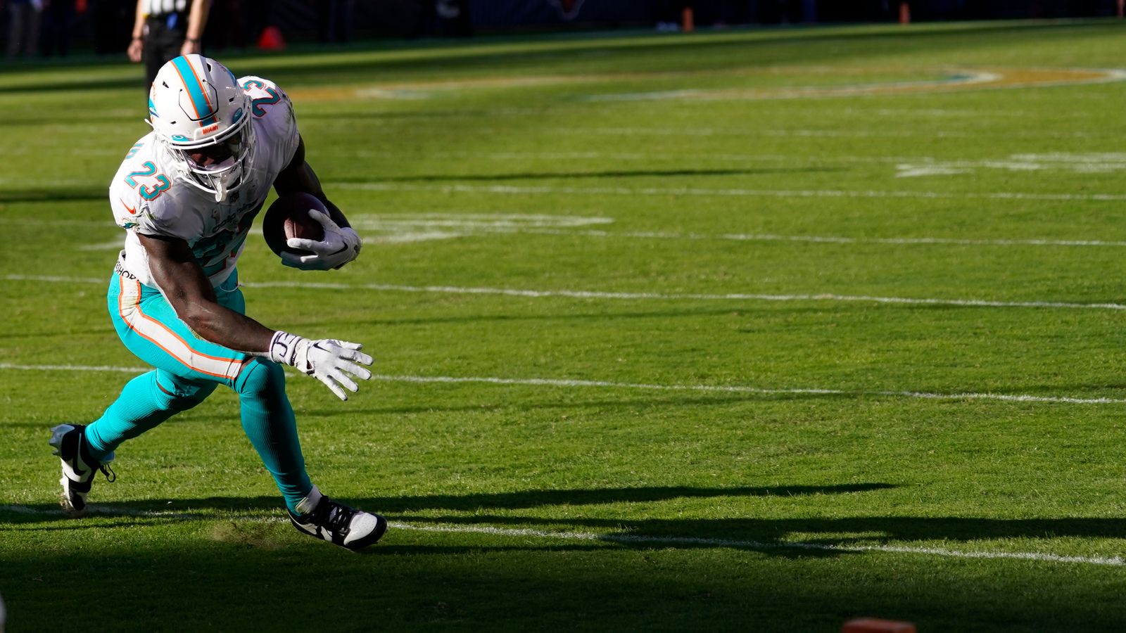 Jeff Wilson Jr. lunges for epic pylon-reach TD in Dolphins debut | NFL News | Sky Sports