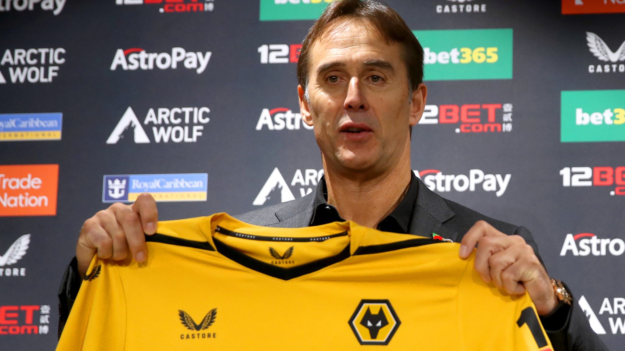 Adama Traore: Wolves contract running out but former Barca man welcomes ...